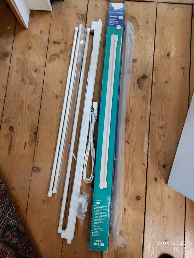 OFFER: 750mm T4 under-cabinet light fitting + 2*T4 650mm tubes (Skerton ...